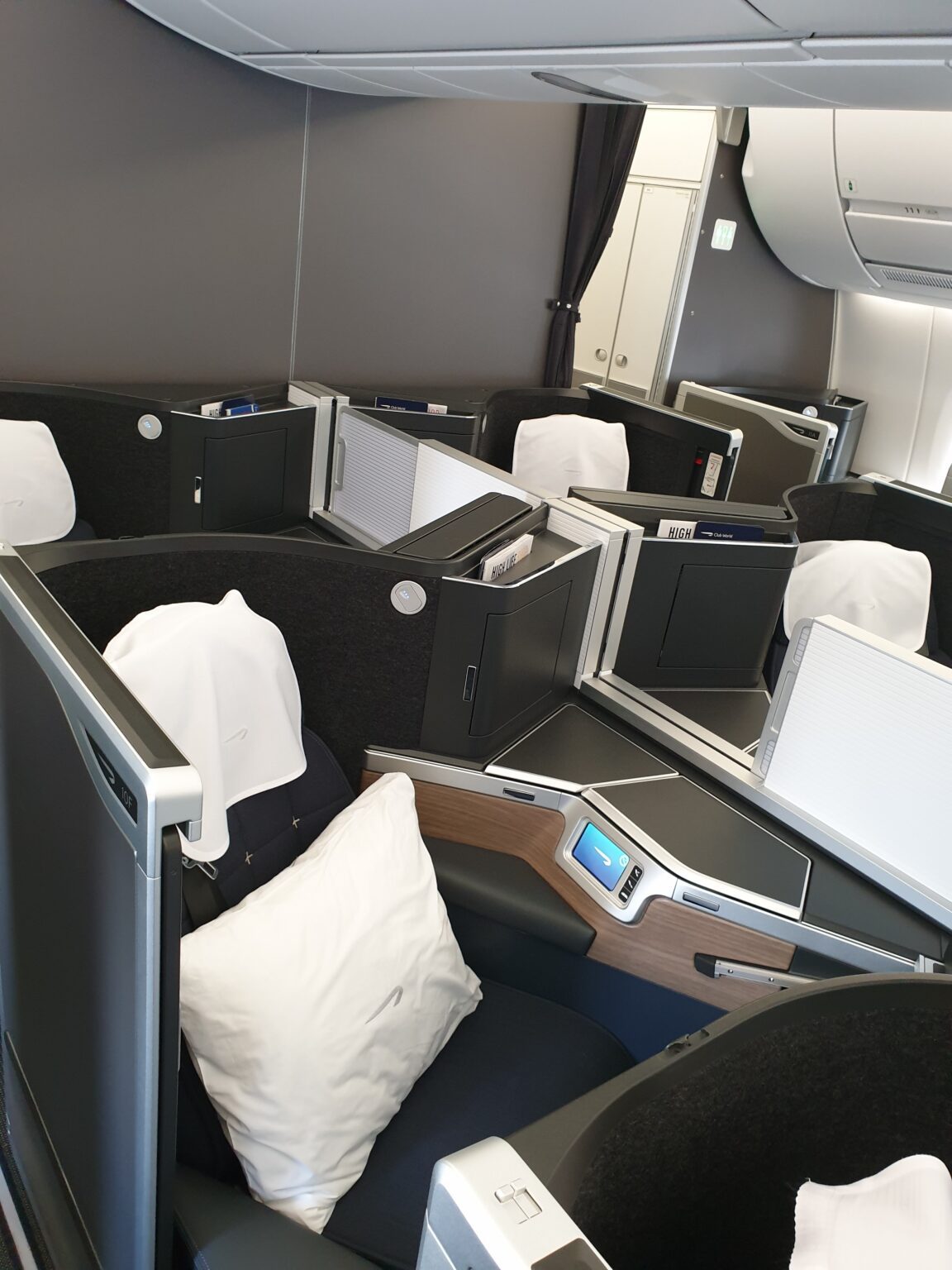 BA Amex vs BA Amex Premium Plus: Which Card Should You Get? - Wingtips